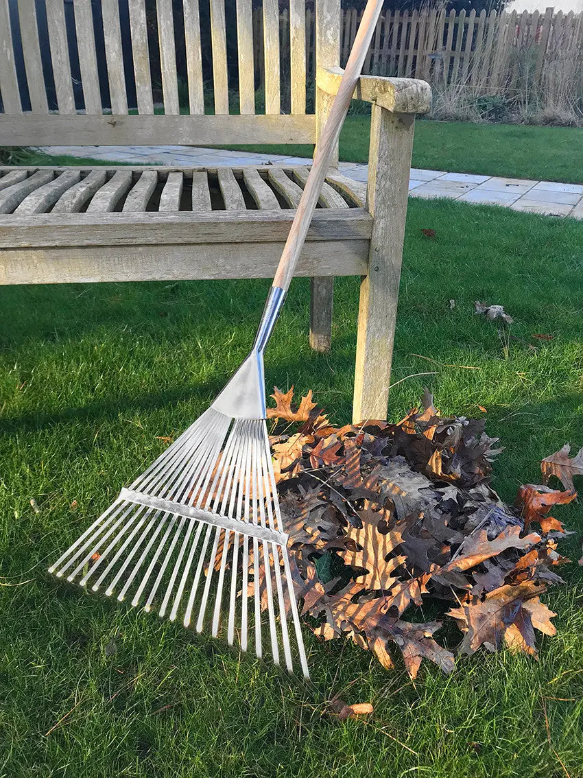 Burgon & Ball RHS Leaf Rake | Oaktree Garden Centre